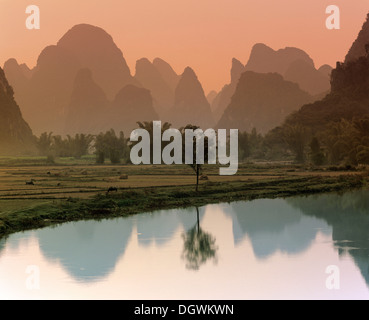 Karst mountain landscape along the Yulong River, Yangshuo, Li Jiang ...