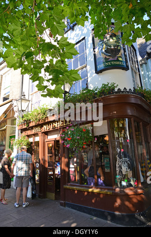 The Nutshell Pub (Britain's smallest pub), The Traverse, Bury St ...