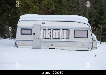 Camper trailer covered with snow Stock Photo - Alamy
