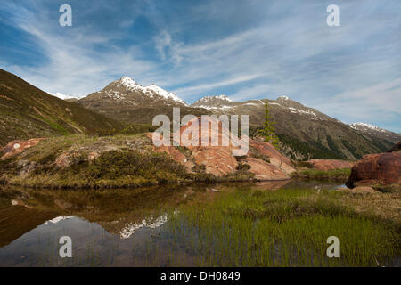 Glacial fluting of Gepatschferner glacier, Mountains Ochsenkopf and ...
