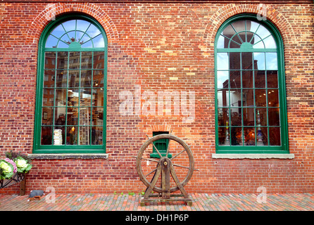 Red bricks Victorian building in Toronto, Canada Stock Photo - Alamy
