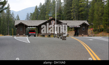 Yellowstone National Park Northeast Entrance Sign at Montana border ...
