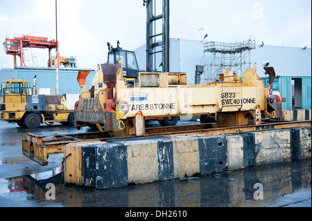 Container Crane Lifting Grab Mechanism containerisation Stock Photo - Alamy