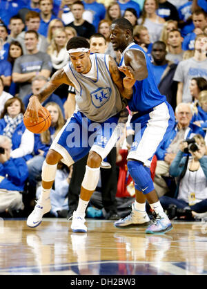 Kentucky's Willie Cauley-Stein (15) goes after a loose ball between ...