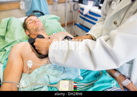 Doctor Defibrillating Critical Patient In Hospital Stock Photo - Alamy