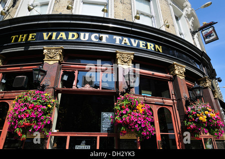 The Viaduct Tavern, Newgate Street Stock Photo - Alamy