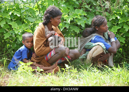 Mother and Child. Baiga Tribe, Chada village, Madhya Pradesh, India ...