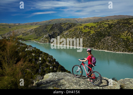 Mountain biker above Lake Roxburgh on Roxburgh Gorge Cycle and Walking ...