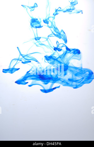 blue color dissolve dissolving spreading in water Stock Photo - Alamy
