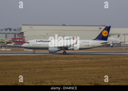 A Lufthansa Airbus A320-200 sharklet Stock Photo - Alamy