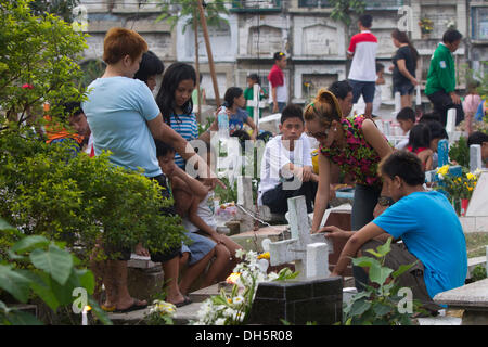 Calamba Cemetery,Cebu City,Philippines. 1st Nov, 2013. All Saints Day ...