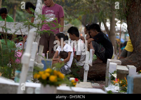 Calamba Cemetery,Cebu City,Philippines. 1st Nov, 2013. All Saints Day ...