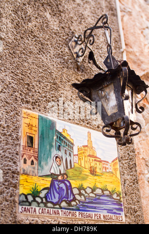 Drawings of Santa Catalina Thomas in a entrance of a house in ...