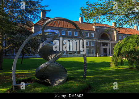 Charles Jencks' DNA double helix sculpture in Clare College, University ...