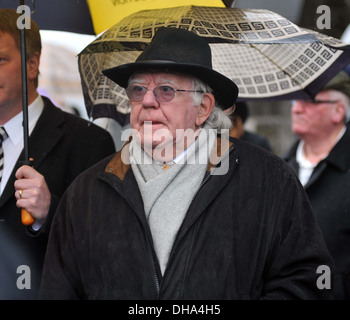 Paddy Reilly Funeral of Barney McKenna last original member of Ballad ...