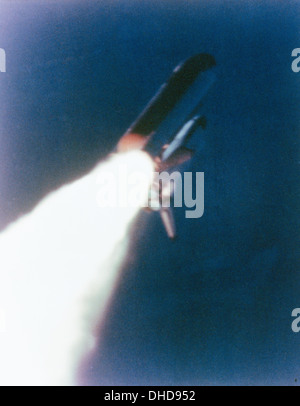 The Space Shuttle Challenger lifts off from the Complex 39A launch pad ...