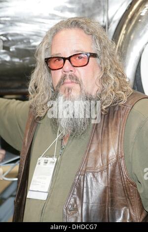 LAS VEGAS, NV - NOVEMBER 4: Mark Madsen steps on the scale for the ...