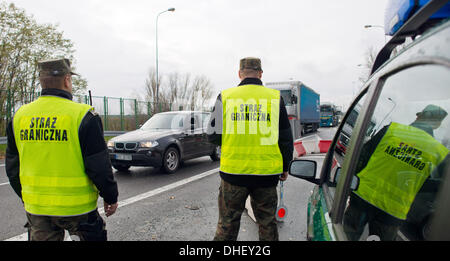 Swiecko, Poland. 08th Nov, 2013. Polish border guards examine a vehicle ...