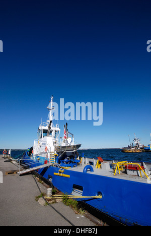 Hamilton Ontario 2013: A heavy duty tugboat moored at Hamilton harbour ...