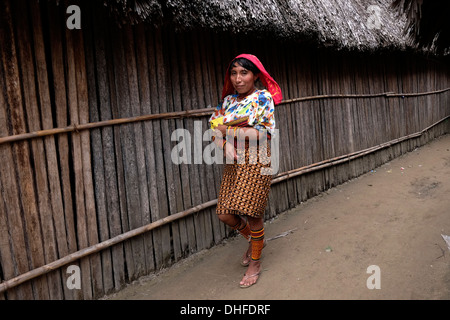 A woman from the Guna people walking in Carti Sugtupu island village ...