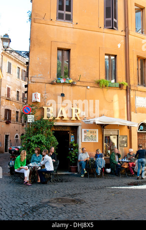 Vicolo del Cinque, Trastevere, Rome, Italy Stock Photo - Alamy