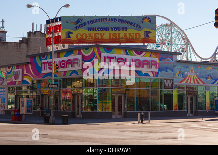 coney island candy shop - new york city Stock Photo - Alamy