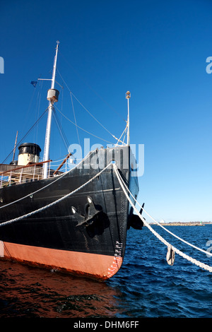 Ship fore with ropes attached to quay Stock Photo - Alamy