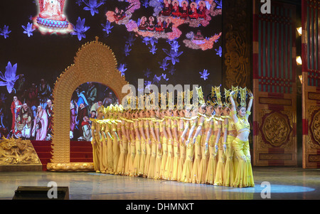 Traditional Chinese dance troop performing Stock Photo - Alamy