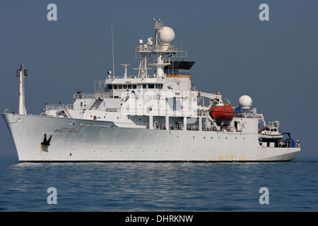 The USNS Bruce C. Heezen (T-AGS 64), a United States Navy Pathfinder ...