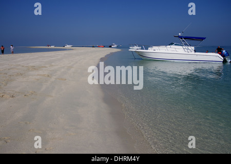 Boats and people on Jarada Island, Kingdom of Bahrain Stock Photo - Alamy