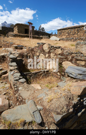 Funeral ceremonial buildings, Chullpas, places to worship the dead at ...