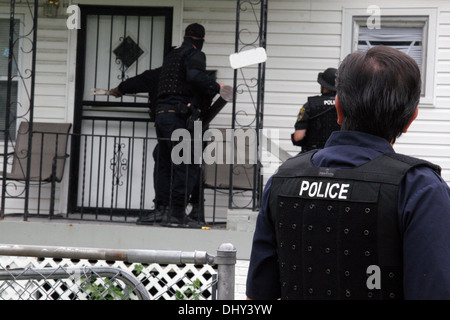 Detroit police Narcotics officers - Narcs - force entry to a house ...