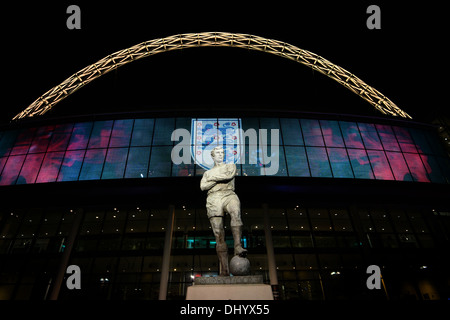 Bobby Moore Statue at Wembley Stadium, London, UK Stock Photo - Alamy