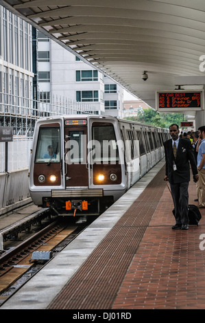 Red Line Train, Washington Area Metro Transit Authority, NoMa Metro ...