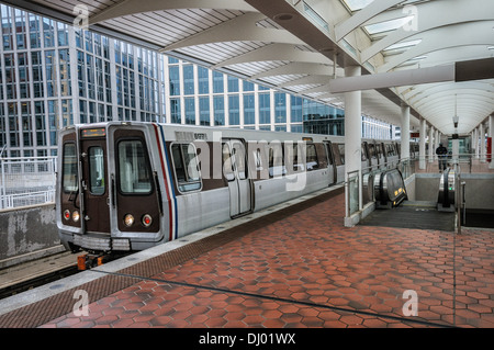 Red Line Train, Washington Area Metro Transit Authority, NoMa Metro ...