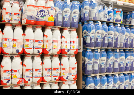 Display of milk at a supermarket Stock Photo - Alamy
