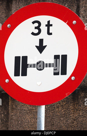 Circular 3 ton weight limit sign Stock Photo - Alamy