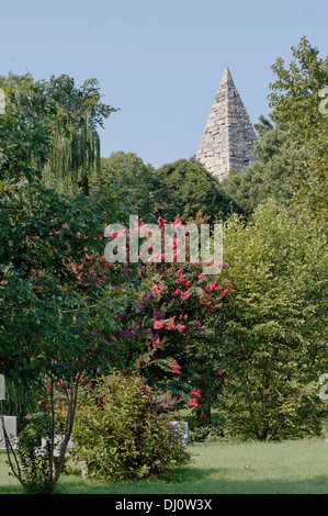 Monument to the Confederate War dead at Hollywood Cemetery in Richmond ...