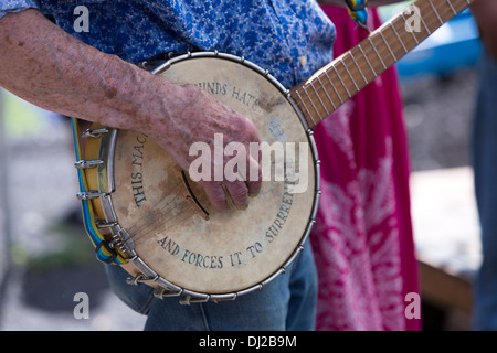 Pete Seeger banjo with "This machine surrounds hate and forces it to ...