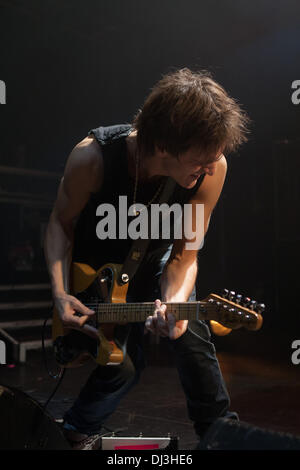 London, UK. 20th November 2013. Gary Stringer, Reef vocalist ...