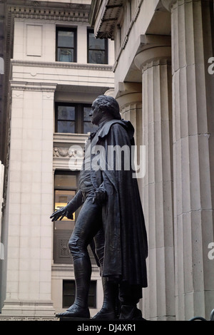 WASHINGTON - Statue of George Washington at the entrance to Red Square ...