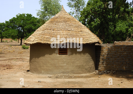 Housework, African round hut, Africa Stock Photo - Alamy