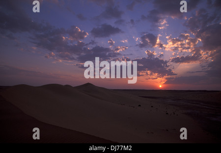 Sunset at the libyan desert outside Ghadames Stock Photo - Alamy