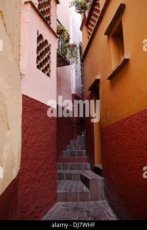 The "Alley of the kiss", in Guanajuato (Mexico). Le "Callejón del Beso ...