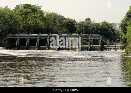 Bray Lock and Weir on the River Thames, Berkshire, Uk Stock Photo - Alamy