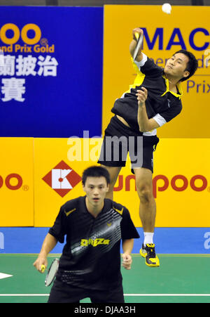 Macao, China. 26th Nov, 2013. Ko Eun Byul of South Korea returns a shot to Cheung Ying Mei of ...
