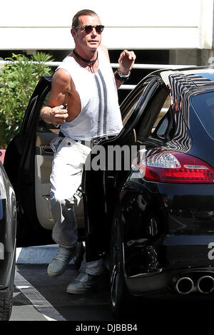 Gavin Rossdale arrives at an office building in Sherman Oaks with his ...