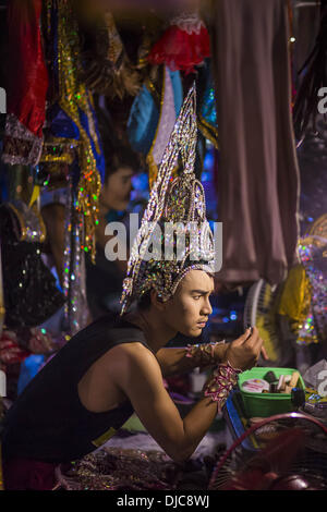 Bangkok, Thailand. 23rd Nov, 2013. Cast members of the Prathom Bunteung ...