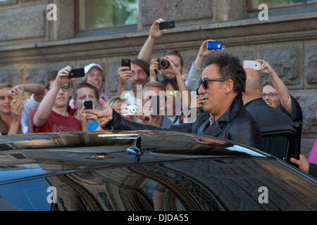Bruce Springsteen exits his hotel for a dinner at Kometen restaurant ...
