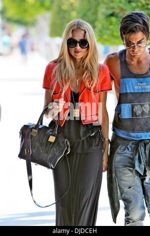 Rachel Zoe seen shopping with two male friends and leaving Coffee Bean ...